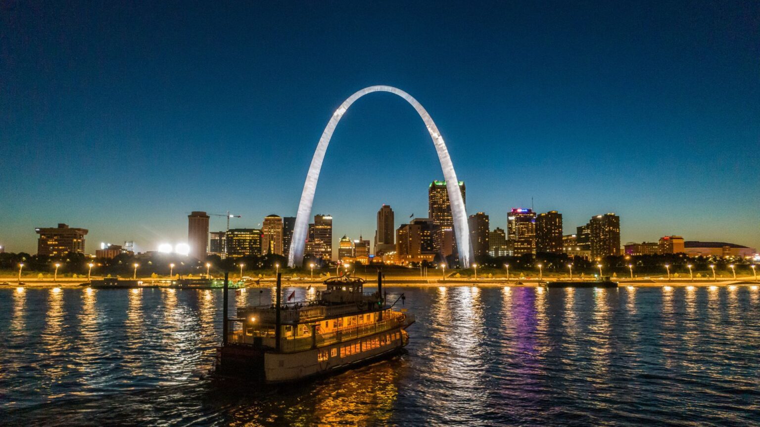 Uncover the Sights and Stories of the St Louis Arch